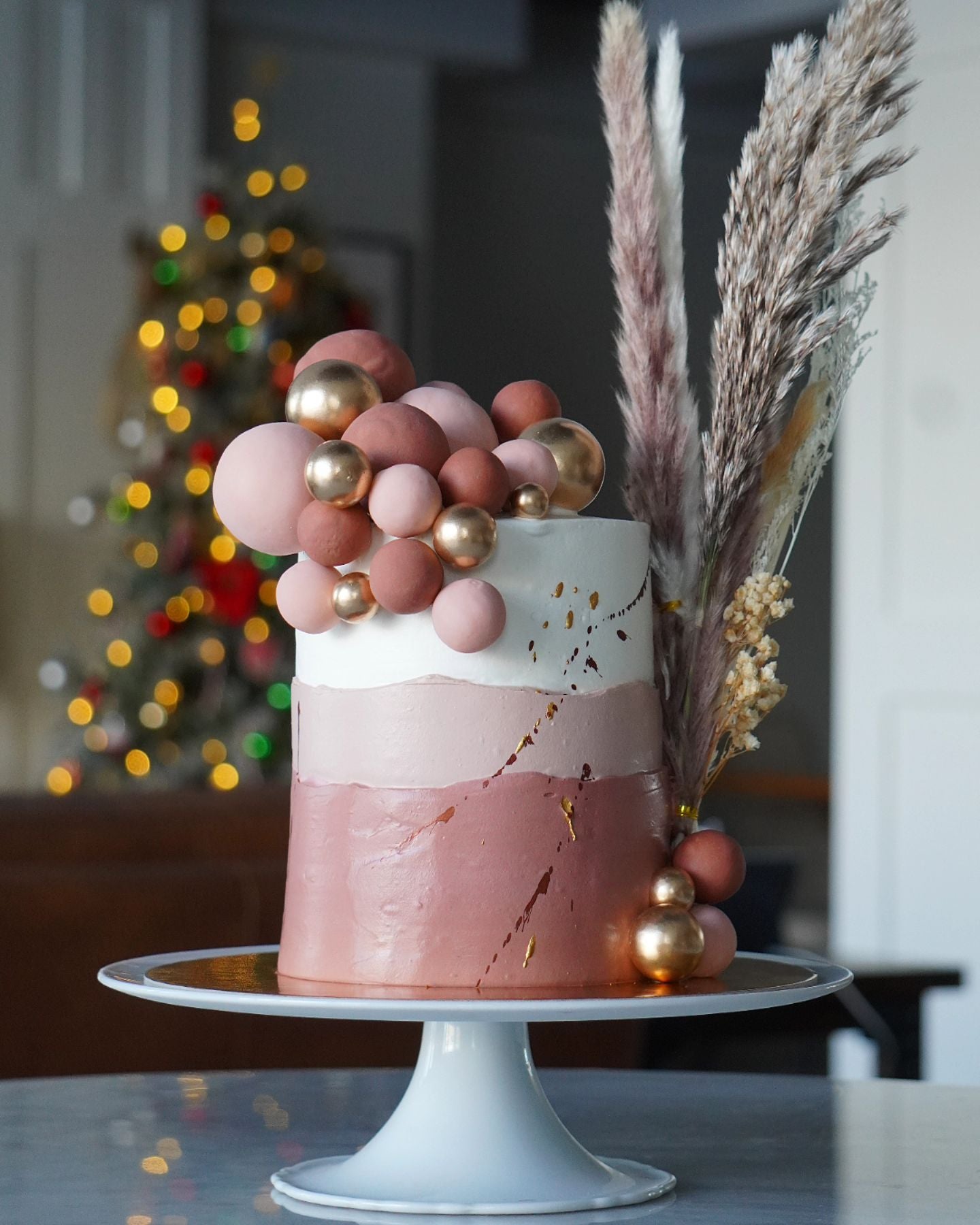 Elegance in Layers: Tricolor Pink Fancy Cake for Stylish Celebrations ...